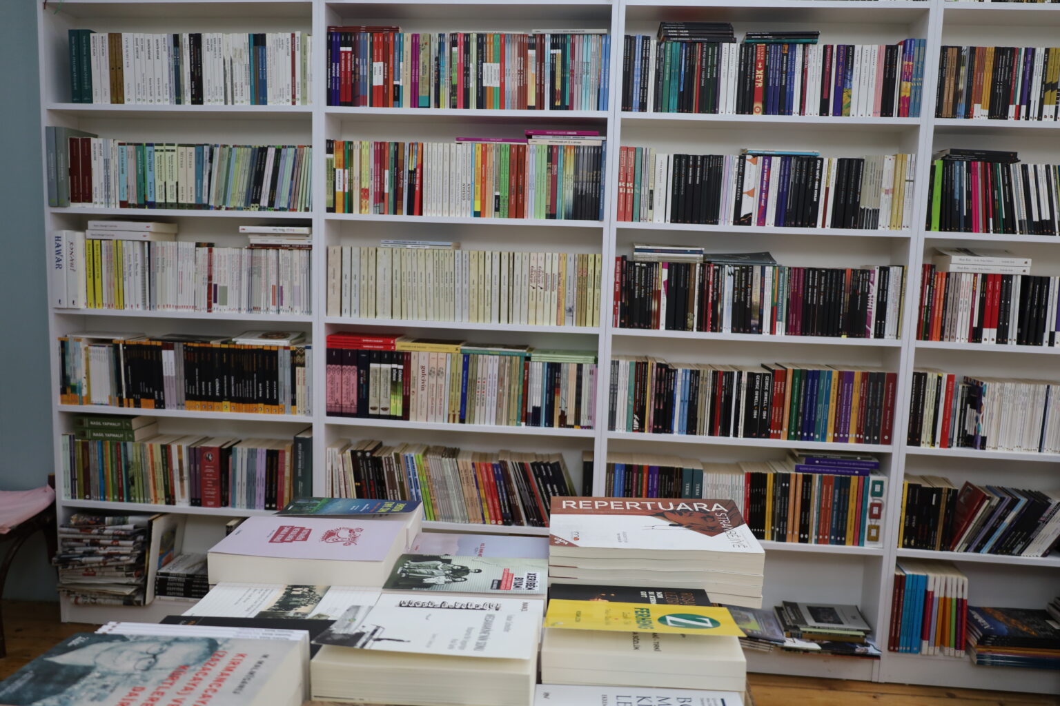 ‘Li Stenbolê herî zêde pirtûkên fêrkirina Kurdî tên firotin’ – Ajansa Welat