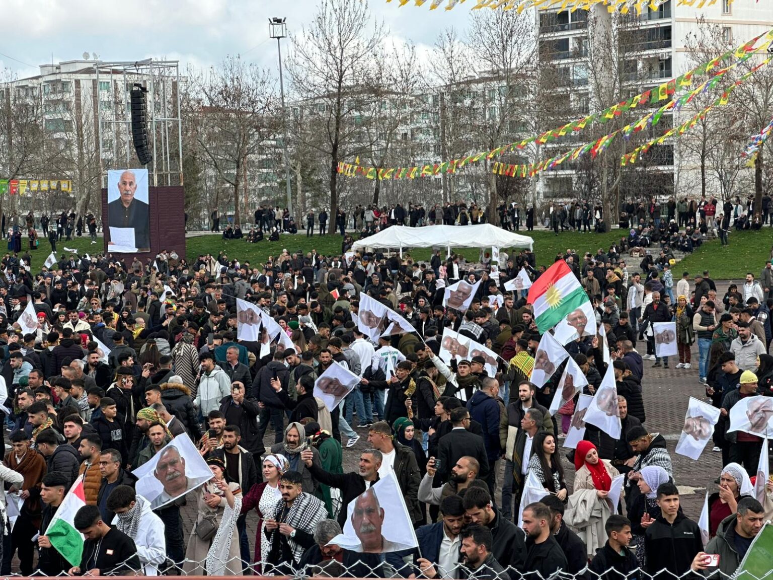 Gel bi slogana ‘Bijî Serok Apo’ dikeve qadê – Ajansa Welat